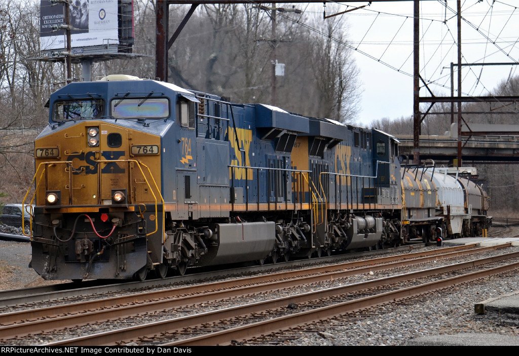 CSX ES44AH 764 leads Q418-24